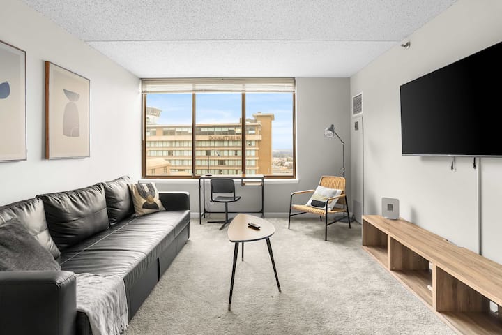 Modern Apt Steps From Shops & Metro - Arlington, VA