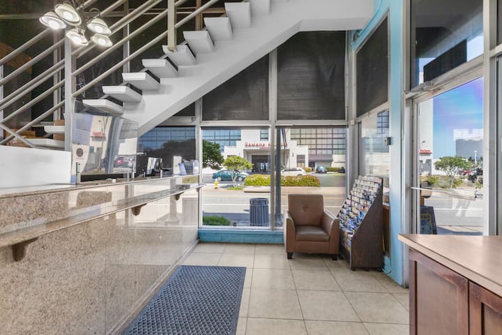 Comfy In Virginia | Swim. Pool. Free Parking - Virginia Beach, VA