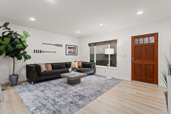 Step Into Stylish 3br Home | Sleeps 7 + Parking - Santa Monica, CA