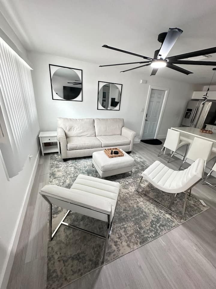 Cozy Retreat Near Downtown Fort Myers - Fort Myers, FL