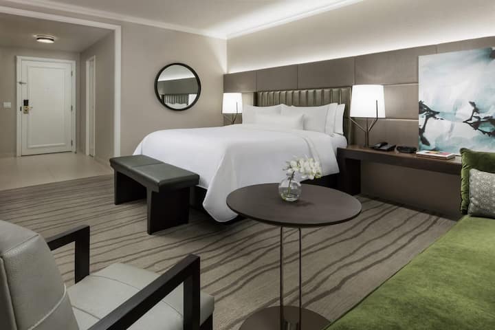 Downtown New Orleans Stay | On-site Dining & Gym - New Orleans, LA