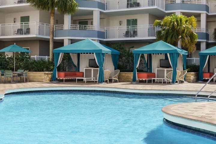 4 Family-ready Suites + Free Shuttle & Breakfast - Orlando, FL