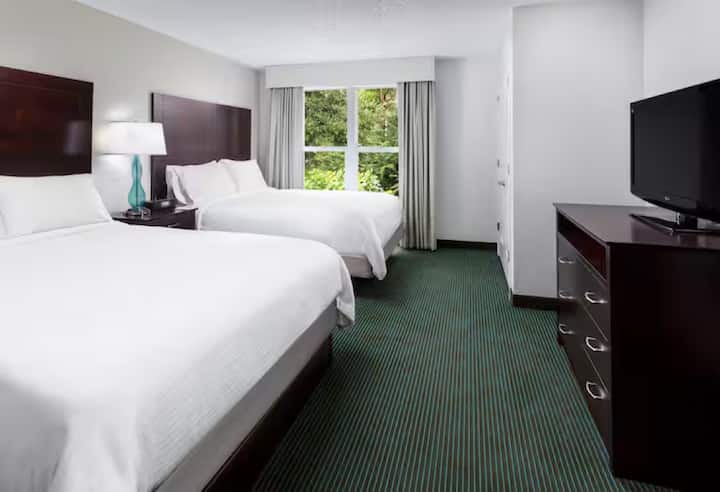 4 Suites Near Parks | Pools, Games, Free Breakfast - Orlando, FL