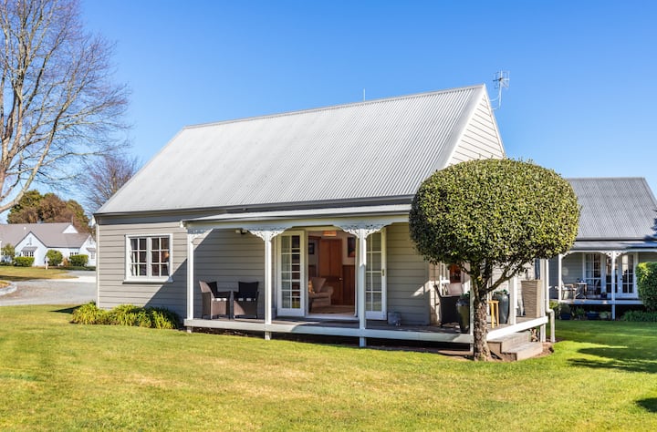 Stylish Taupo Villa Retreat - Taupo