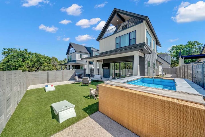 Sleeps 44, Luxury Compound, 2 Pools, 2 Kitchens - Austin, TX