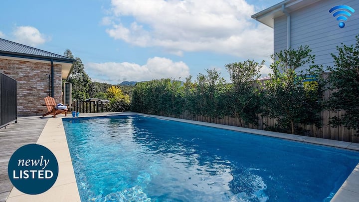 Holiday Crescent – Stylish Comfort For Groups - Berry