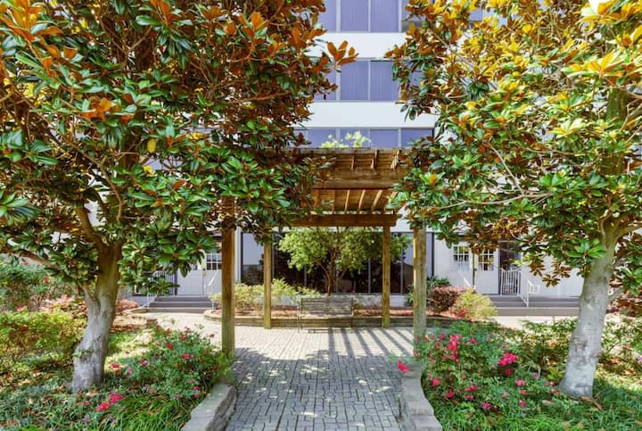 Pet-friendly Stay & Easy Airport Access + Pool - Kenner, LA
