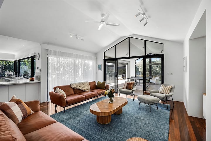 New Oceanfront Quinns Retreat W/ Pool & Games Room - Mindarie