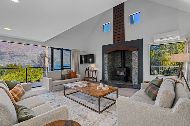 Arawata Retreat - Luxury, Views & Pool Table - Queenstown, New Zealand