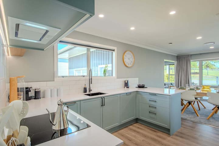 Fairway Views - Golf Course Location With Spa Pool - 로토루아
