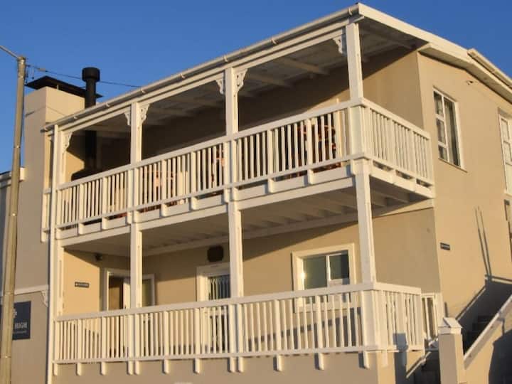 Deluxe 3-bedroom Villa - Mossel Bay