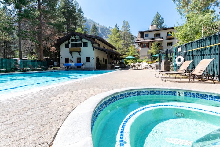 Mountain Retreat With Pool, Tub & Free Parking - Tahoe City, CA
