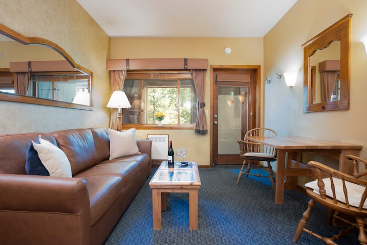 Peaceful Mountain Stay W/kitchen & Balcony - Tahoe City, CA