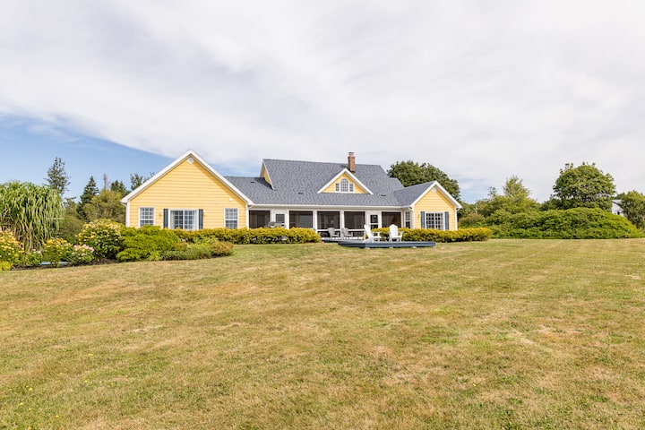 Yellow Beach House In Stratford - シャーロットタウン