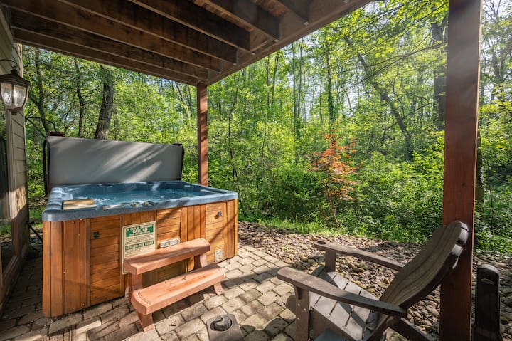 Deep Creek Hideaway W/ Hot Tub & Fireplaces - Deep Creek Lake, MD