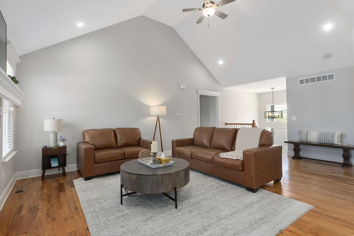 Spacious Home_4br_gameroom+2 Living Spaces_shawnee - Shawnee, KS