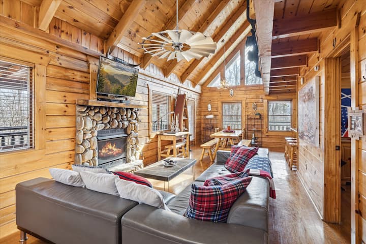 Cozy Cabin | Hot Tub | Fire Pit - Gatlinburg, TN