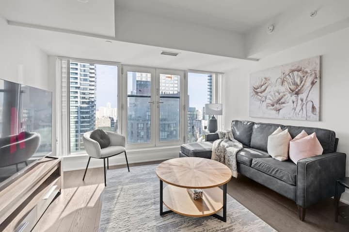 Enjoy The City Skyline View With Pool & Gym - Alliston