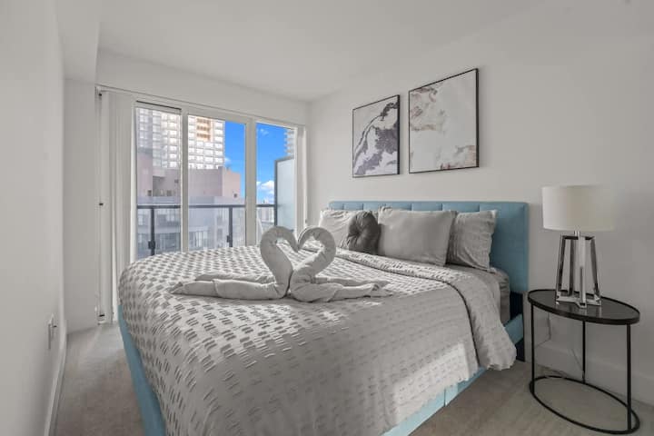 Enjoy The City Skyline View With Pool & Gym - Alliston