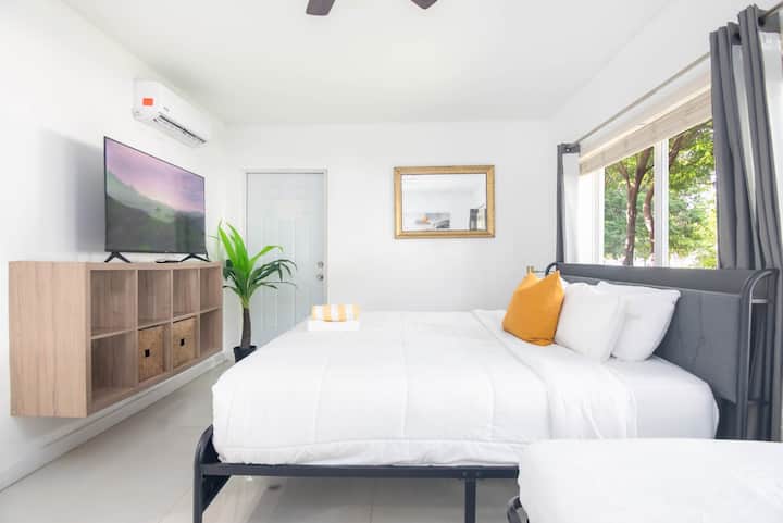 Spacious 2-bedroom Apt In The Heart Of Sobe - Miami Beach, FL