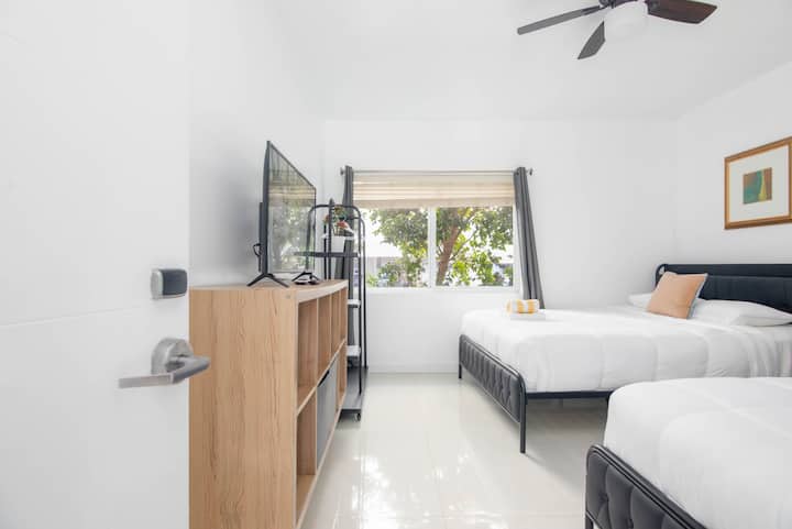 Spacious 2-bedroom Apt In The Heart Of Sobe - Miami Beach, FL