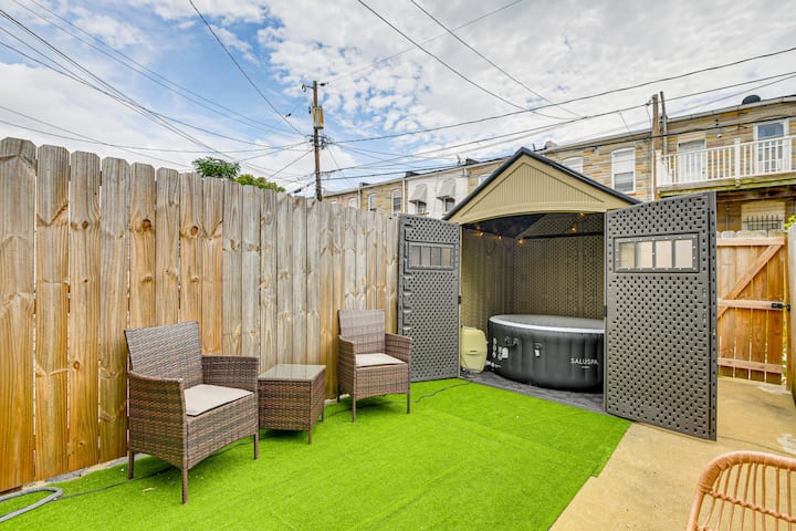 2 Mi To Dtwn Baltimore: Bright Townhome W/ Patio - Baltimore, MD