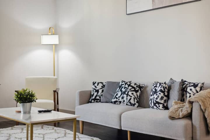 Mid-city 1br + Balcony Overlooking Midtown+parking - Dallas