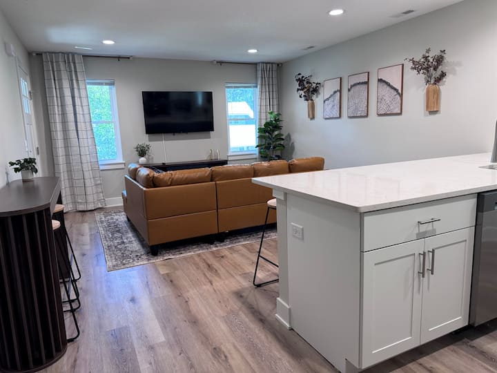 Spacious 3br Fort Wayne Stay W/ Balconies | Near D - Fort Wayne, IN