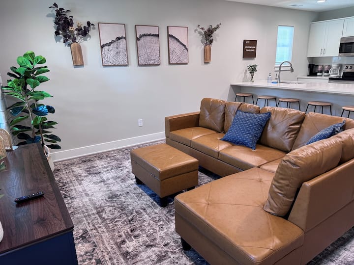 Group-friendly 6br Duplex • Sleeps 20 • Prime Loca - Fort Wayne, IN