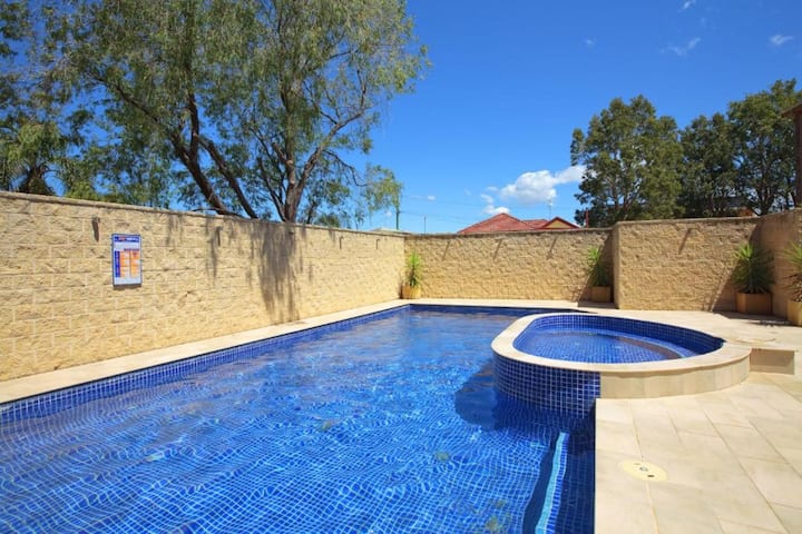 Sandy Cove 29 | Stylish 2br With Pool & Balcony - The Entrance
