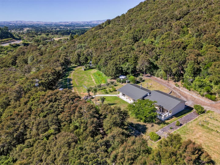 Hill Cottage - Featherston Holiday Home - Featherston