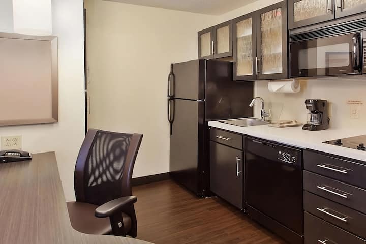 Pet-friendly Unit W/ Full Kitchen! Free Parking! - Knoxville, TN