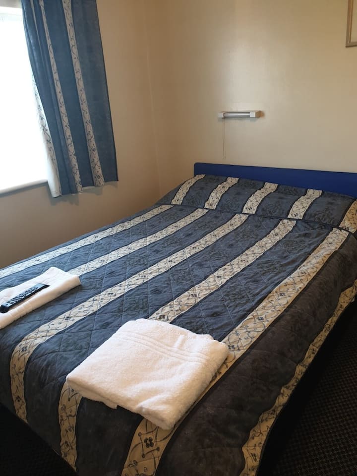 Twin Ensuite - Reading