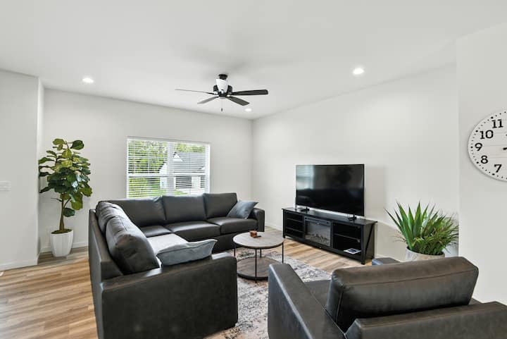 New! Modern Townhome Retreat In Prime Location - 艾奧瓦城