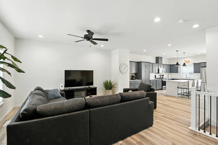 New! Modern Townhome Retreat In Prime Location - Iowa City, IA