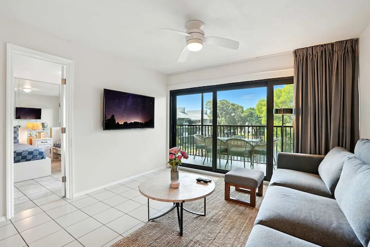 Beautiful Lake Views- Walk To Amenities - Naples, FL
