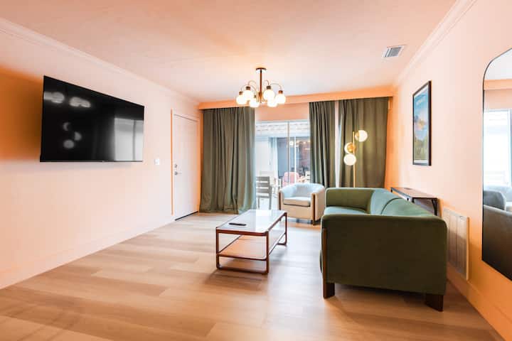 Clearwater Beach Retro Apartment - Clearwater Beach, FL