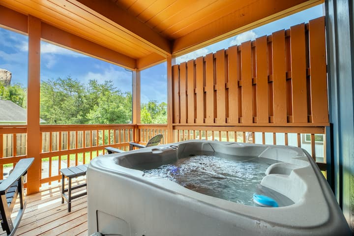 Gorgeous 4bd Retreat Near Town! Hot Tub + Fire Pit - Sevierville, TN
