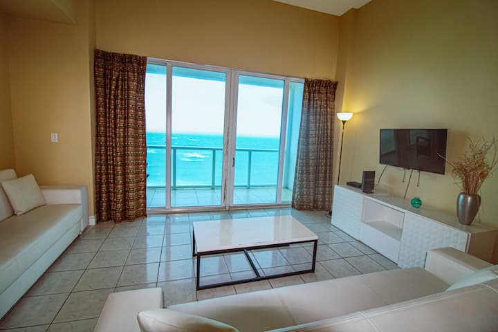 Castle Ph2 Penthouse, Balcony, Free Parking & Pool - Miami Beach