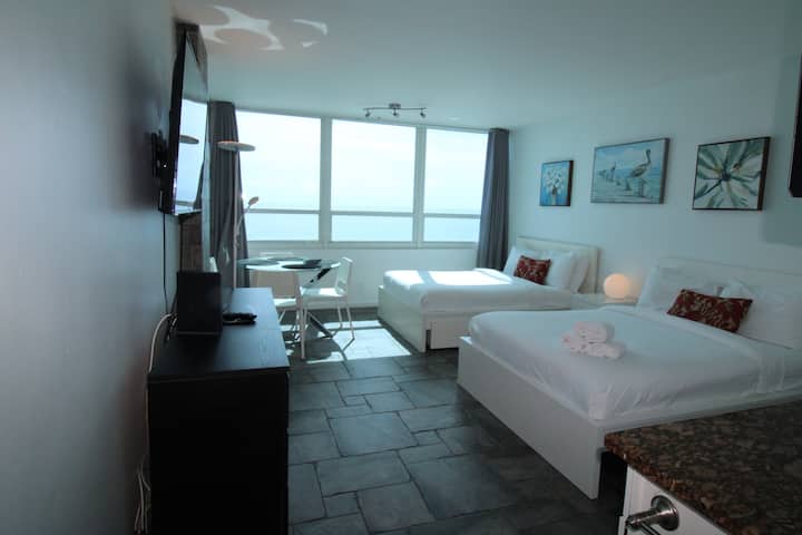 Oceanview Studio W/ Pool, Beach & Parking - Miami Beach