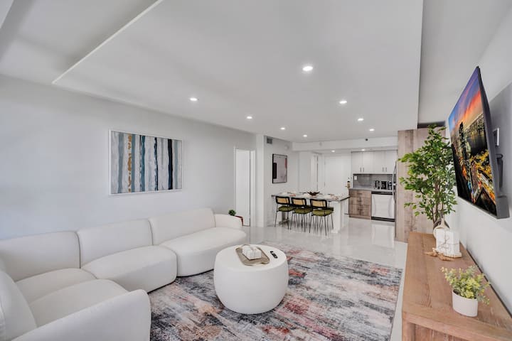 Beachside 4 Bedrooms Condo / Pools Gym & Sauna 616 - South Beach, FL