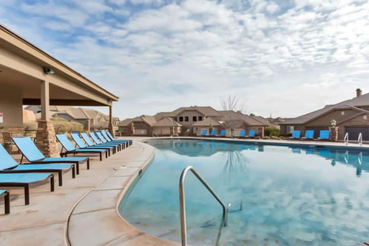Spacious Townhome W/ Shared Pool & Hot Tub - Hurricane, UT