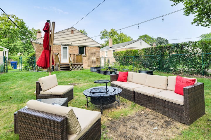 Pet-friendly Abode, 2 Mi To Dtwn Evanston! - Evanston, IL