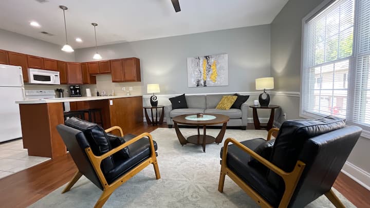 Sleek 2br Townhome Retreat | Modern Style + Garage - Johnson City, TN