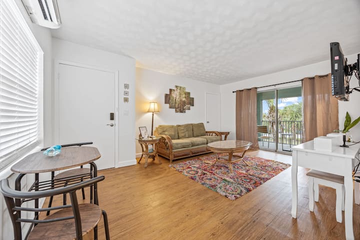 1br Beachside Classic – 1 Min Walk To The Sand! - Cocoa Beach, FL