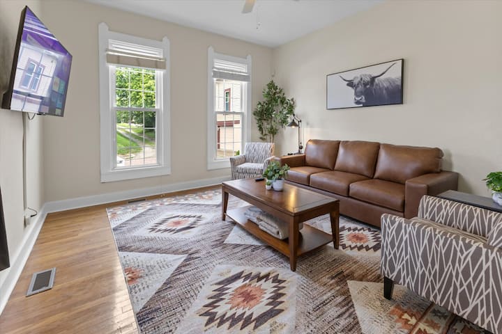 Simple Comfort | 1 Bed, 1 Bath Near Downtown Indy - Indianapolis, IN