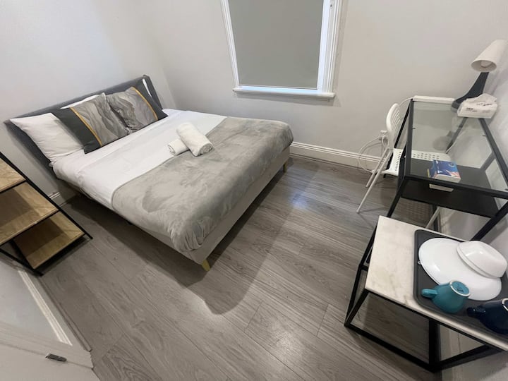Budget-friendly Double Room | Easy Access To City - Coogee