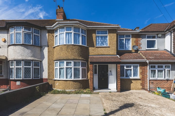 Spacious 5bd Home W/ Garden & Parking, Hounslow - Hounslow