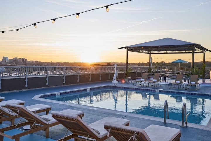 Along Embassy Row + Rooftop Pool. Bar. Restaurant. - 華盛頓