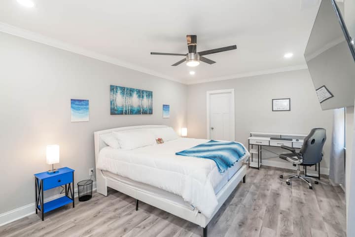 Winston: King Beds, Hot Tub, Firepit, & Arcade - Winston-Salem, NC